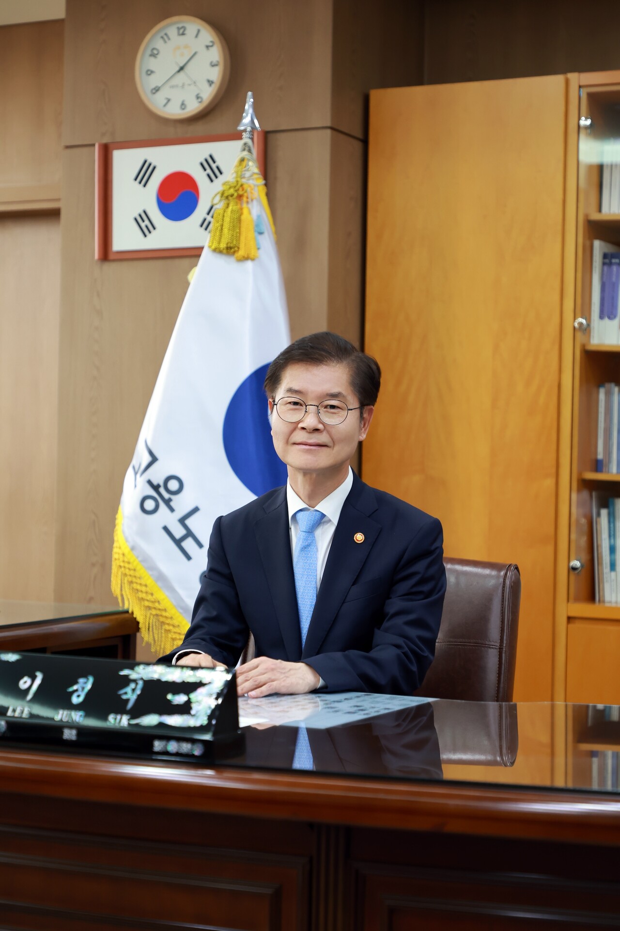 Minister of Employment and Labor Jung-sik Lee