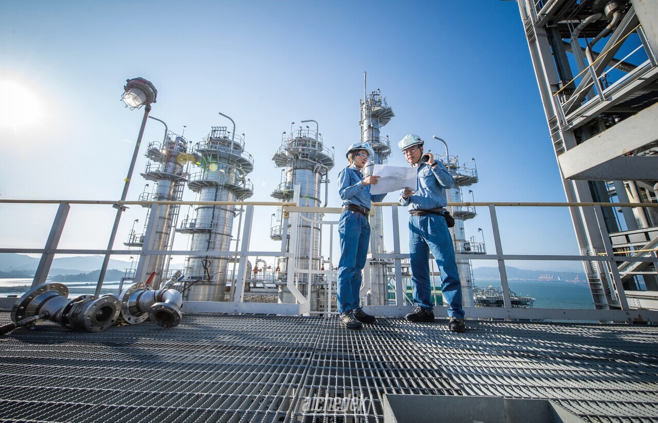 Koo-Young Lee, Head of Q CELLS, and Yi-Hyun Nam, Head of Chemicals ...